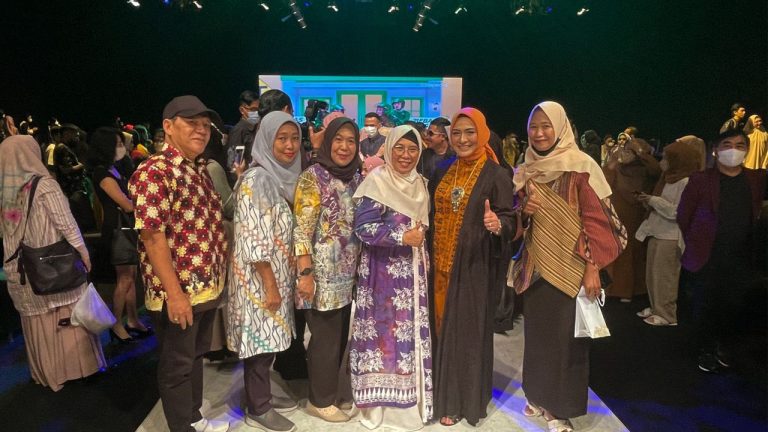 Dukung Suksesnya IFW 2022, PTBA Tampilkan Karya Batik Kujur | Enim TV
